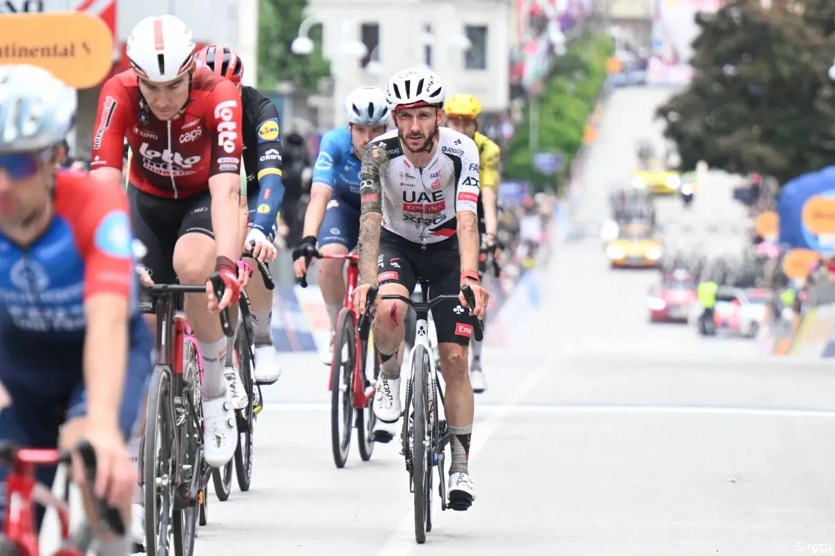 Giro d'Italia's horror crash medical reports - Yates withdraws, Vine ...