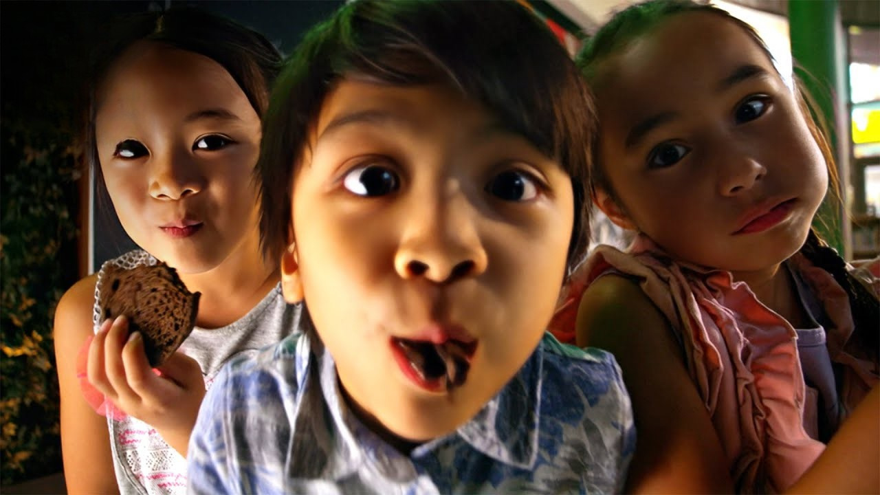Reed gives the children a sugar rush – Kindergarten Cop 2