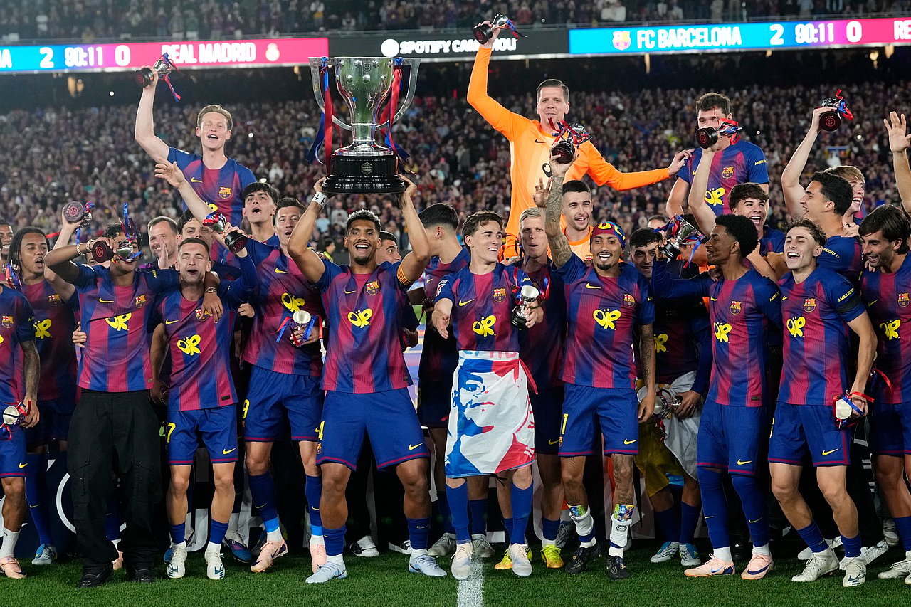 Barcelona revalida título espanhol ao bater Real Madrid no Camp Nou