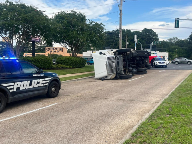 18-wheeler overturns at Shreveport intersection