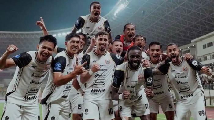 Viral Persija jadi cacing karena spanduk bertuliskan 'Kalah jadi cacing ...