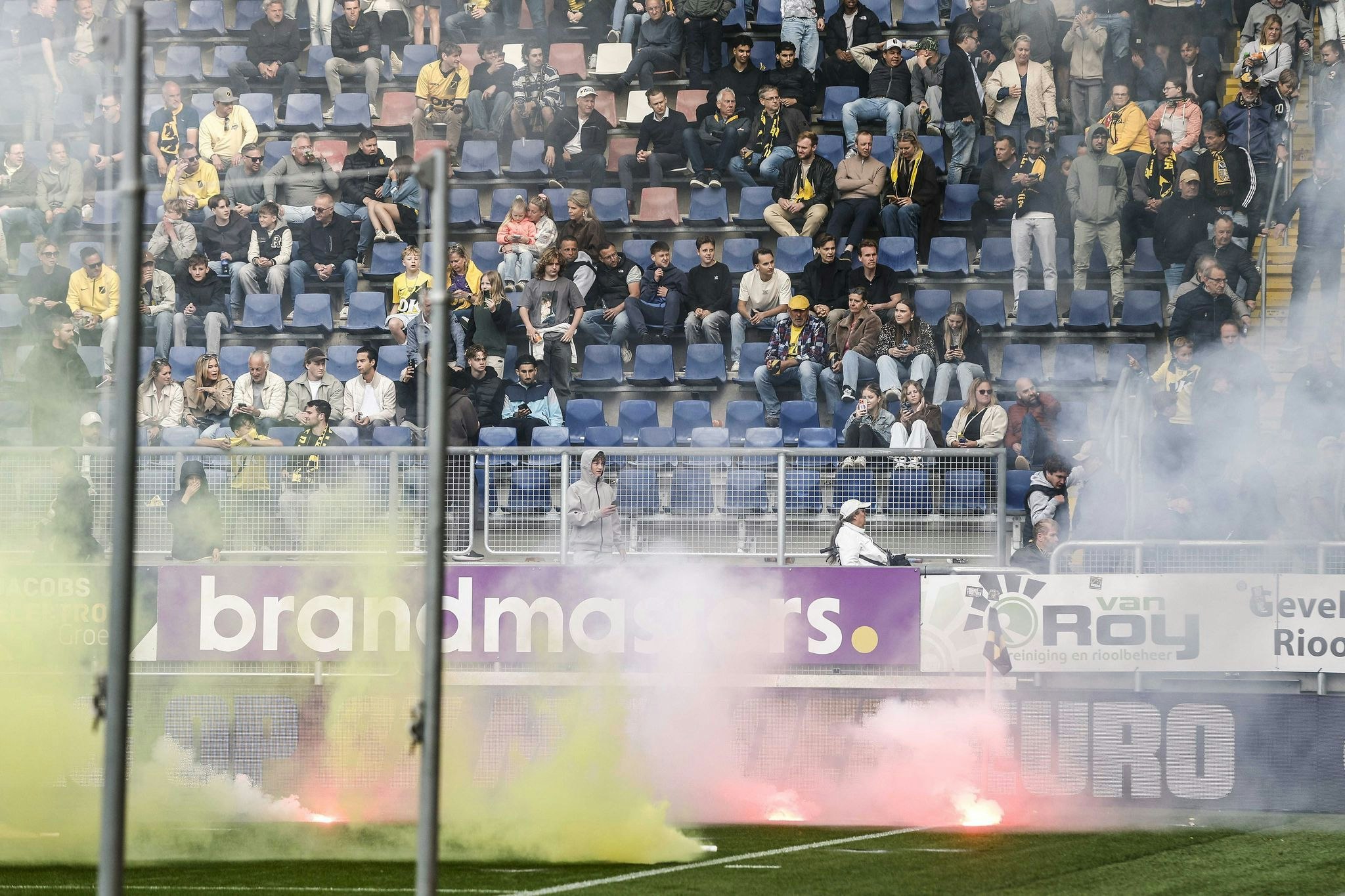 Acht Minuten Geisterspiel: Nach Pyro-Abbruch: Kurioses Urteil für ...