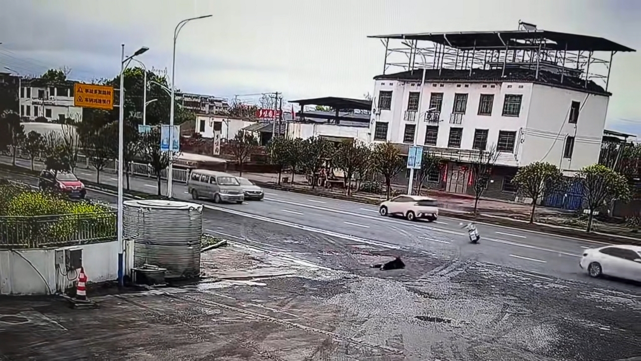 Motorcycle loses control before main road in Hunan, China