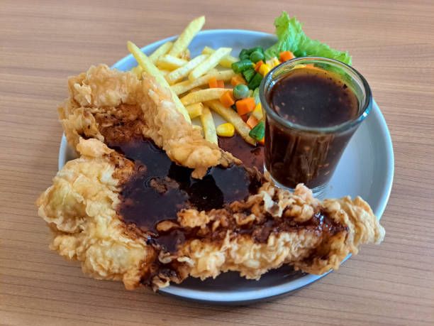 Cara membuat steak ayam tepung saus lada hitam, perpaduan gurih pedas ...