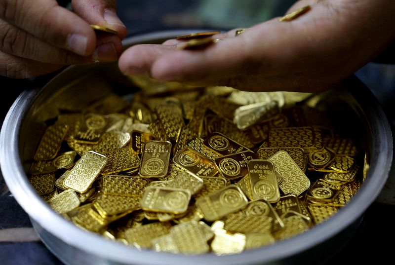 Gold slips as war uncertainty clouds interest rate outlook