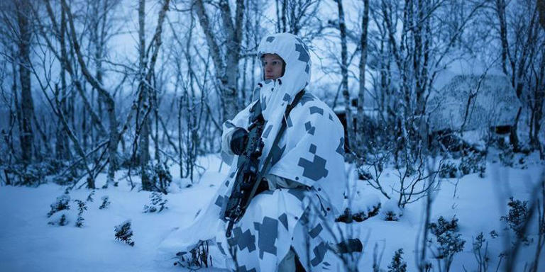 Saab lanserar poncho – gör soldater osynliga för drönare