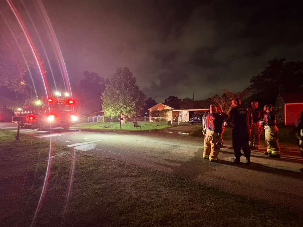 Incendio de casa deja dos personas heridas en el suroeste de Houston