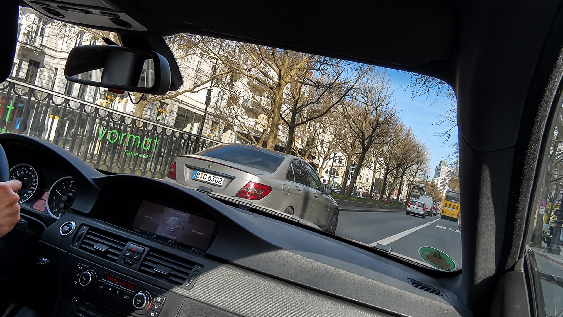 Twee Duitse performancewagens laten heel verschillende V8-geluiden ...