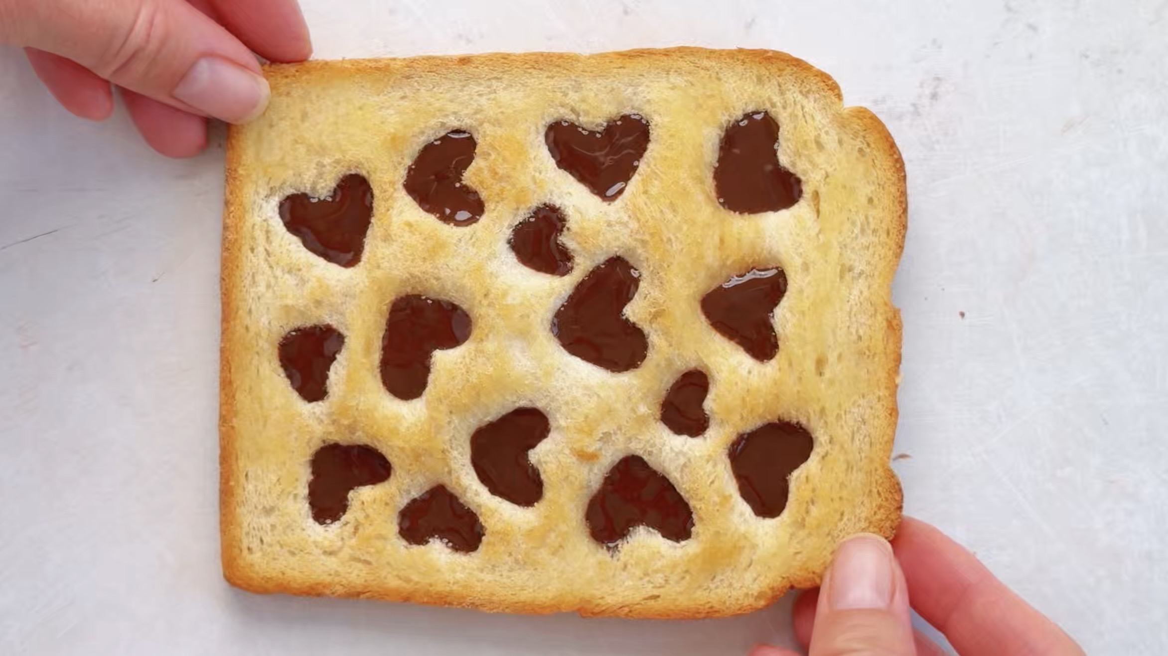 Mini bocaditos tostados de corazón de chocolate