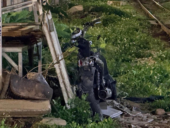 Thót tim cảnh người Hà Nội bất chấp vượt rào chắn, đua tốc độ với tàu hoả