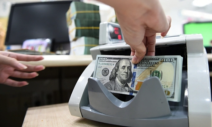 Dollar rises against dong