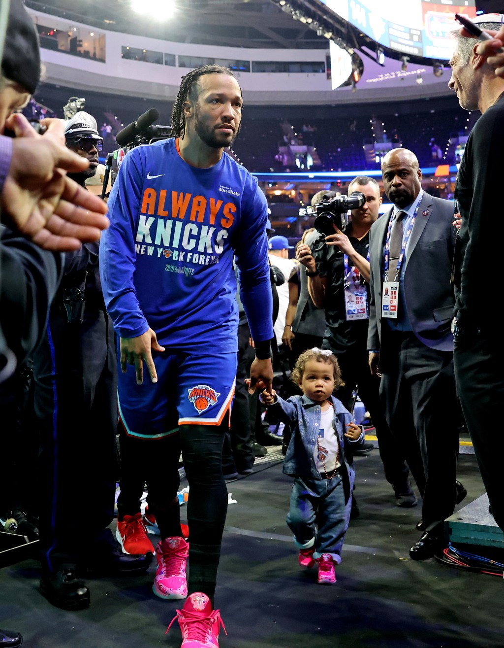 Jalen Brunson celebrates Knicks’ win with daughter, wife in ...