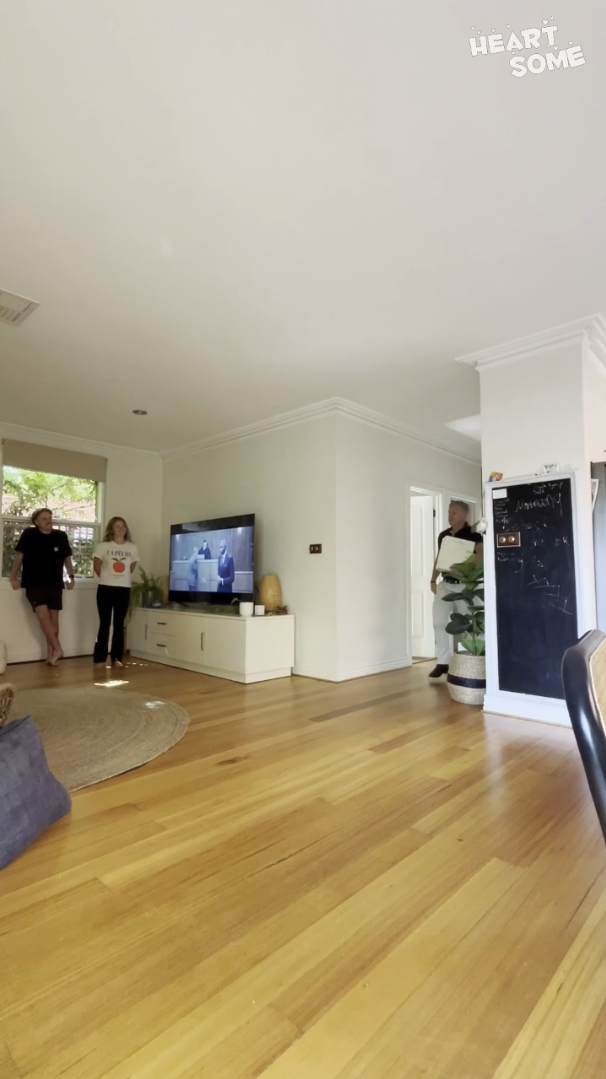 Daughter surprises parents after 7 months overseas: heartwarming reunion