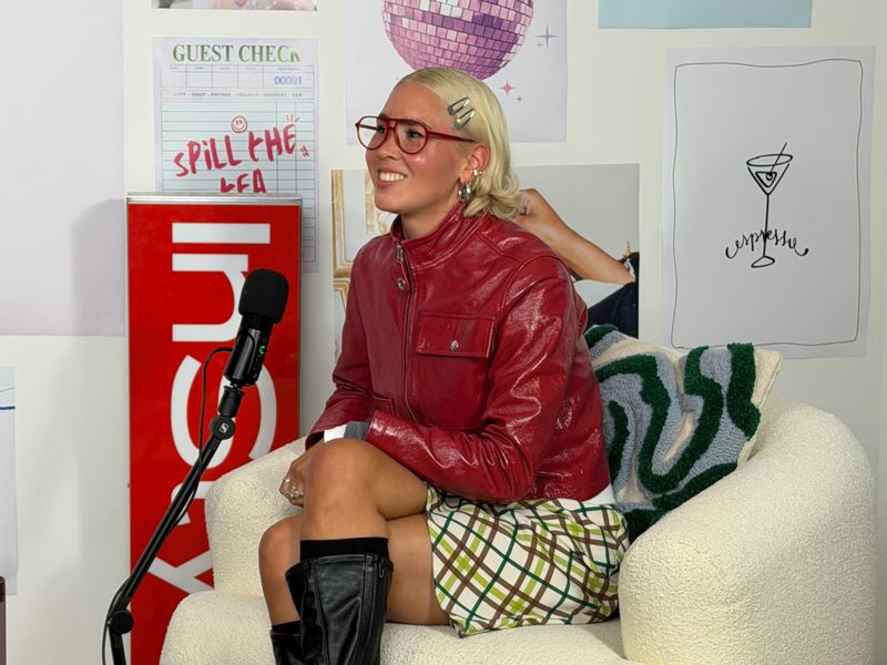 Sarah Hartmann füllt unser Freundebuch im InStyle GenZ Video-Podcast aus