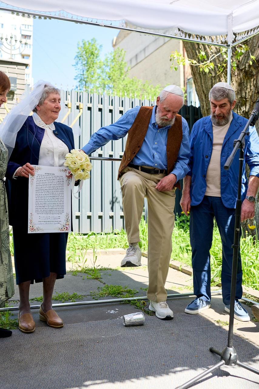 Jewish couples get married in Kyiv for first time since war started ...