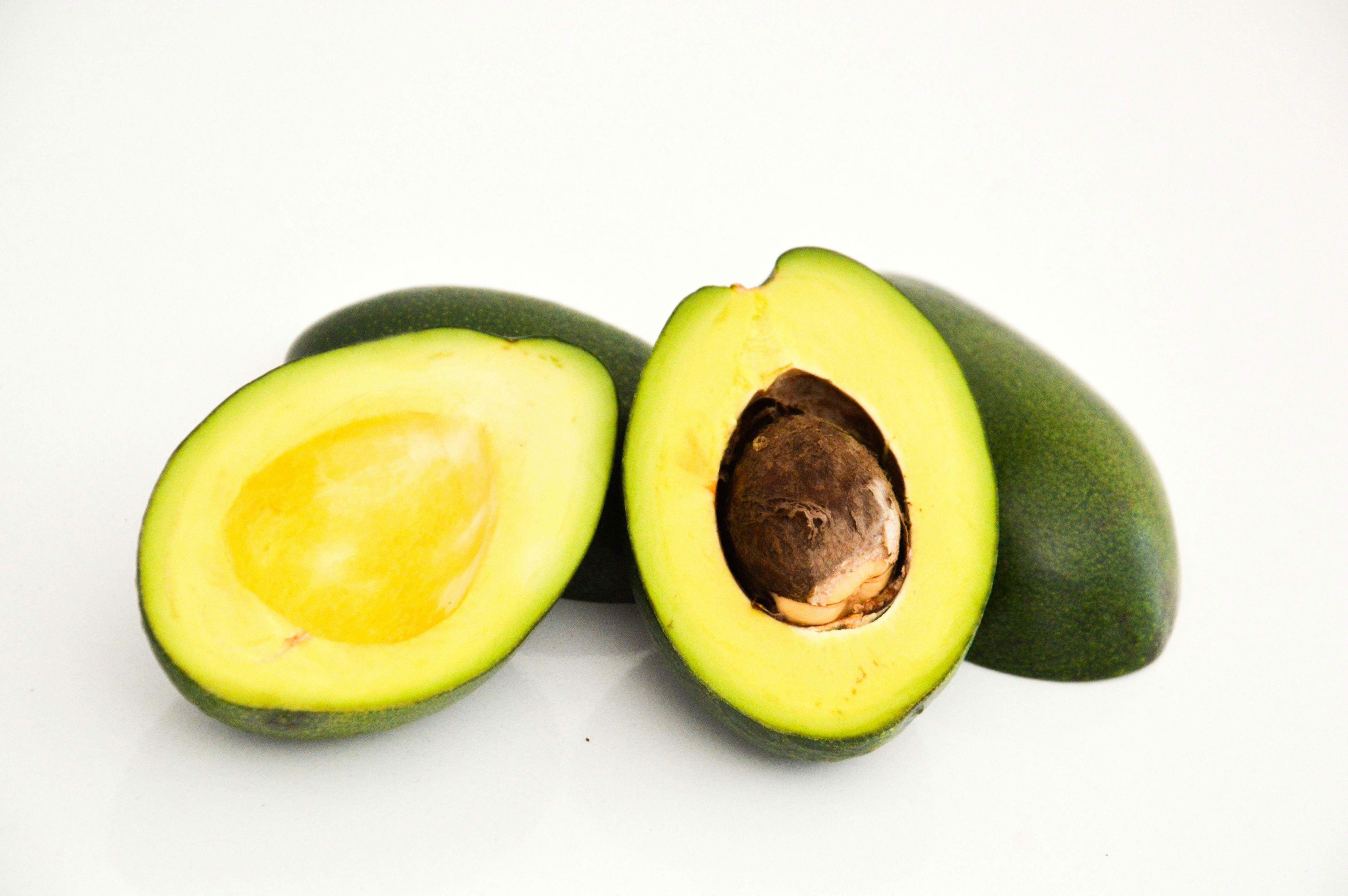 Si necesitas guardar medio aguacate abierto, la mejor solución es ...