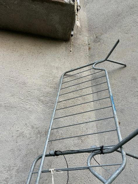 Messina, la pericolosa “scaletta” al basamento del Pilone va rimossa