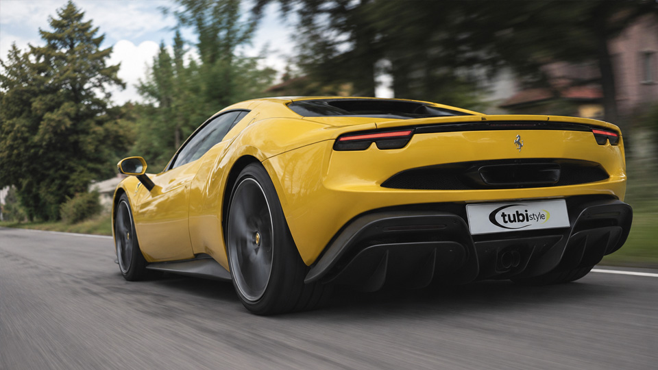 Ferrari 296 V6 geluid bij volle acceleratie en hoge boostruns