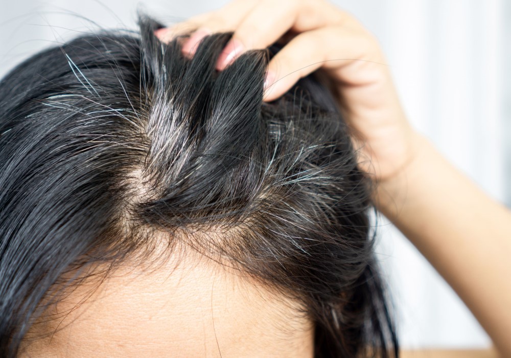 Coprire i capelli bianchi con trucchi fai da te: soluzioni naturali ...