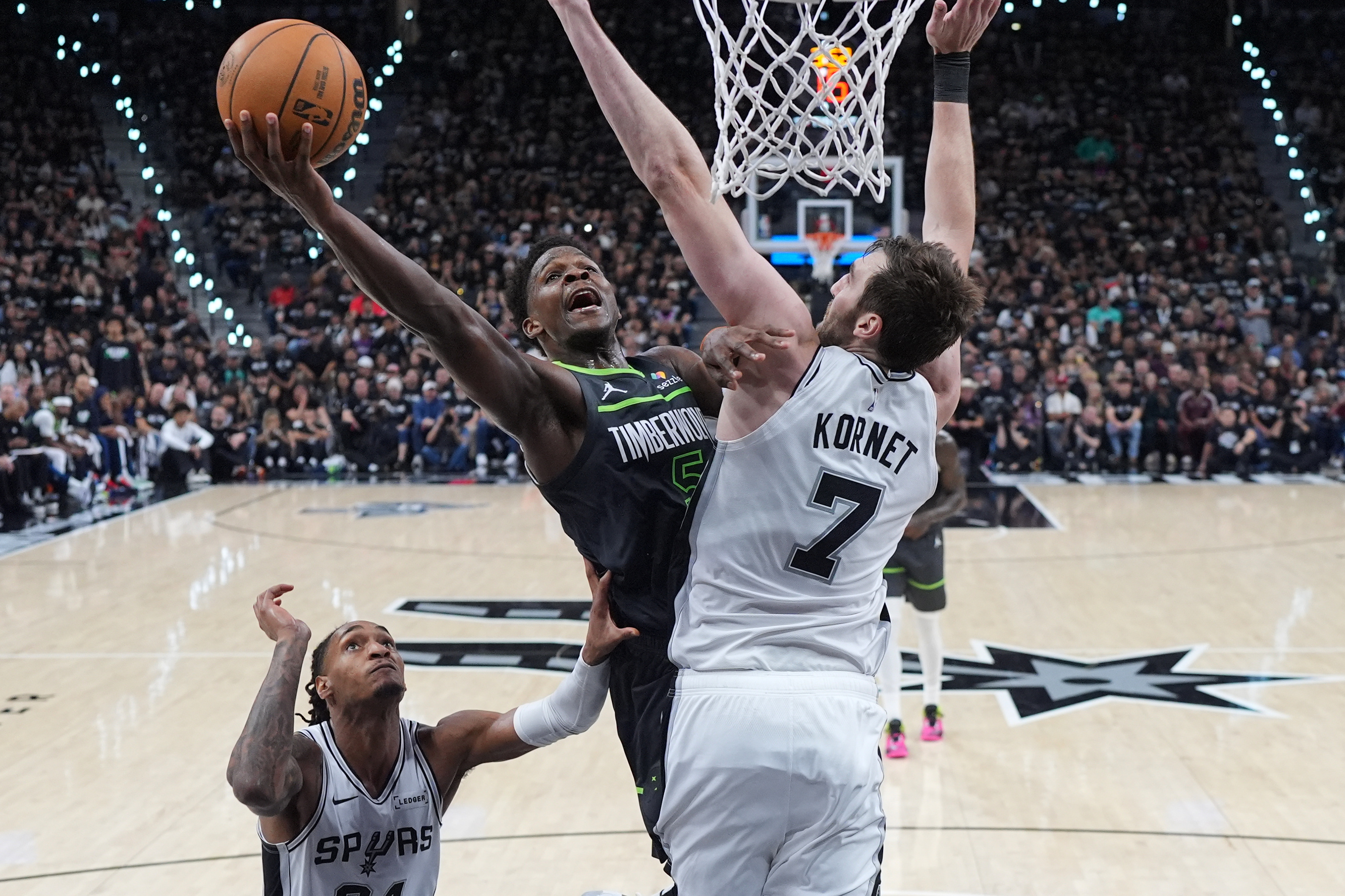 Timberwolves win, tie playoff series after Spurs’ Wembanyama is ejected