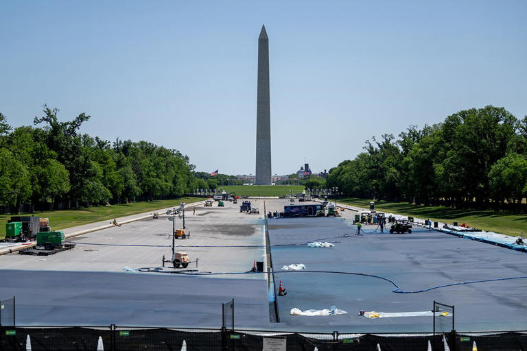 Trump shares new photo of 'American flag blue' reflecting pool outside ...
