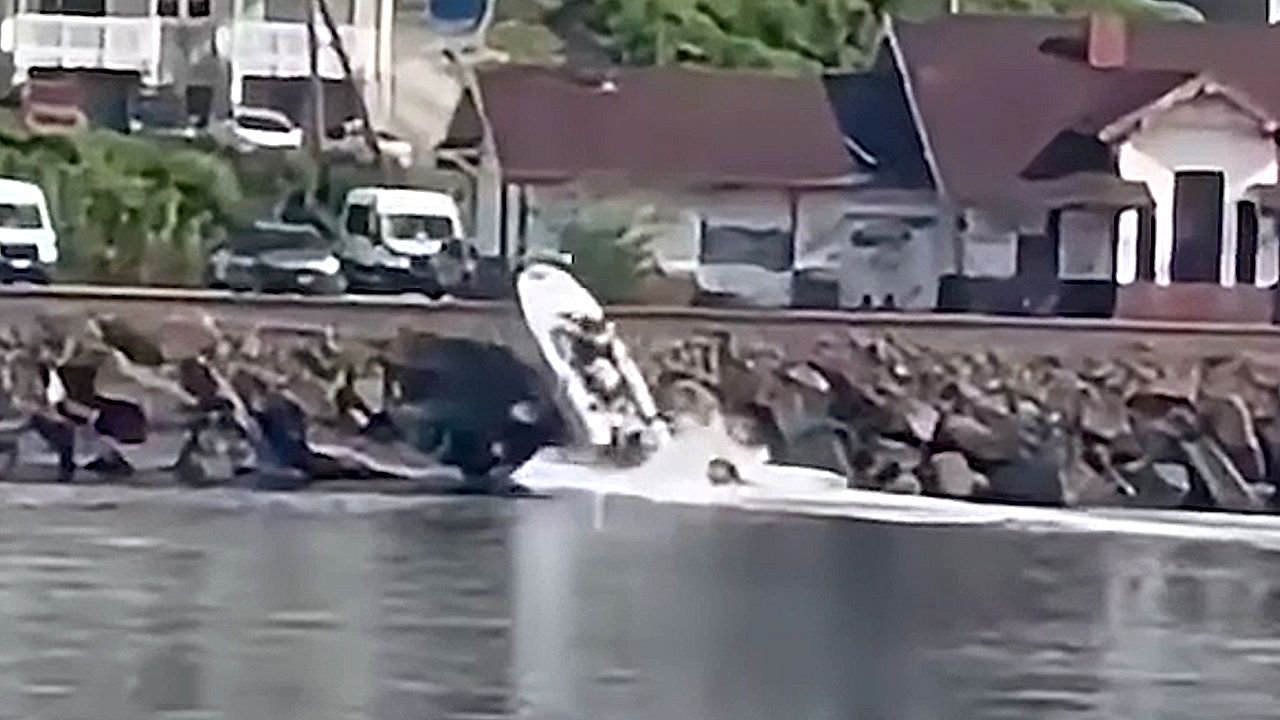Boater arrested after he crashes into rocky shore near Washington ferry ...