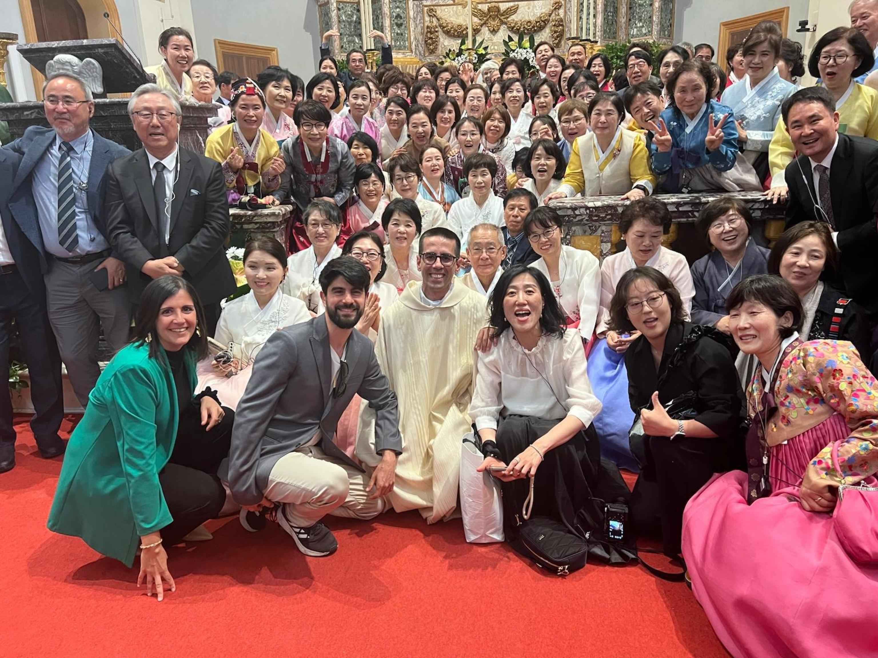 Missionario in Oriente ordinato sacerdote a Macerata, 120 fedeli dalla ...