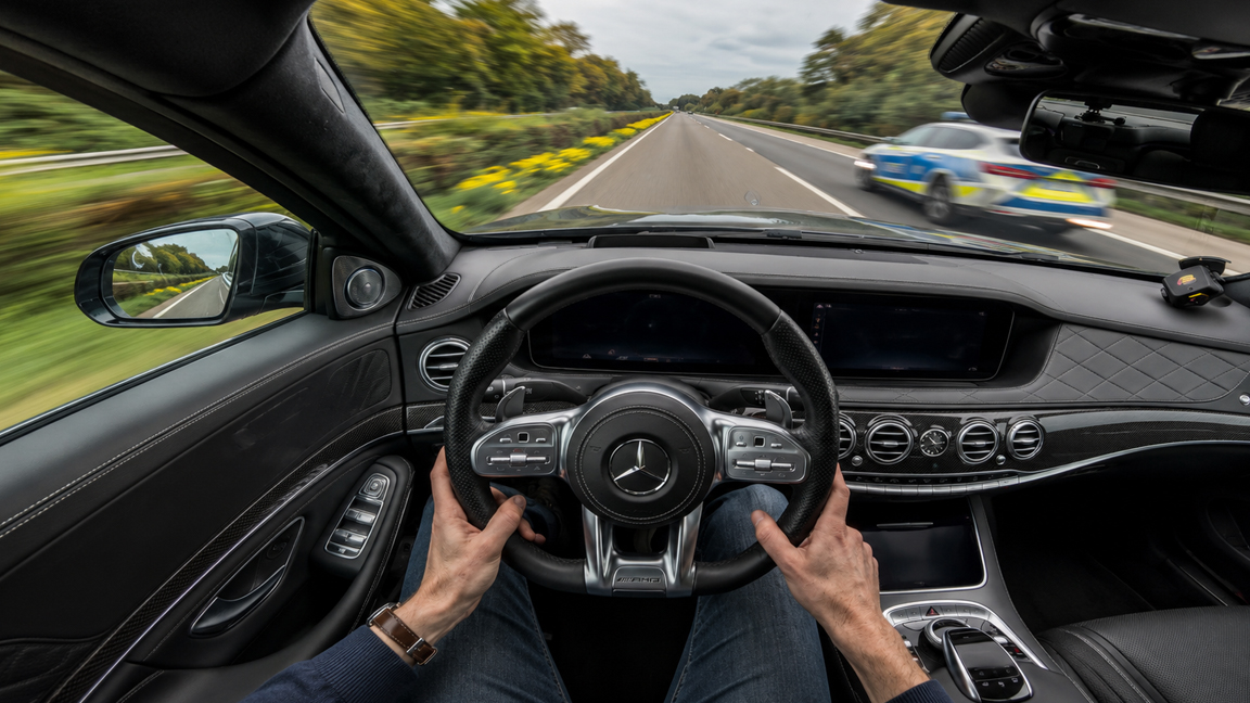 Mercedes-AMG S63 W222 reaches 330 km/h on the German Autobahn