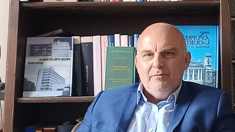 Felfedte kilétét a vidéki prókátor