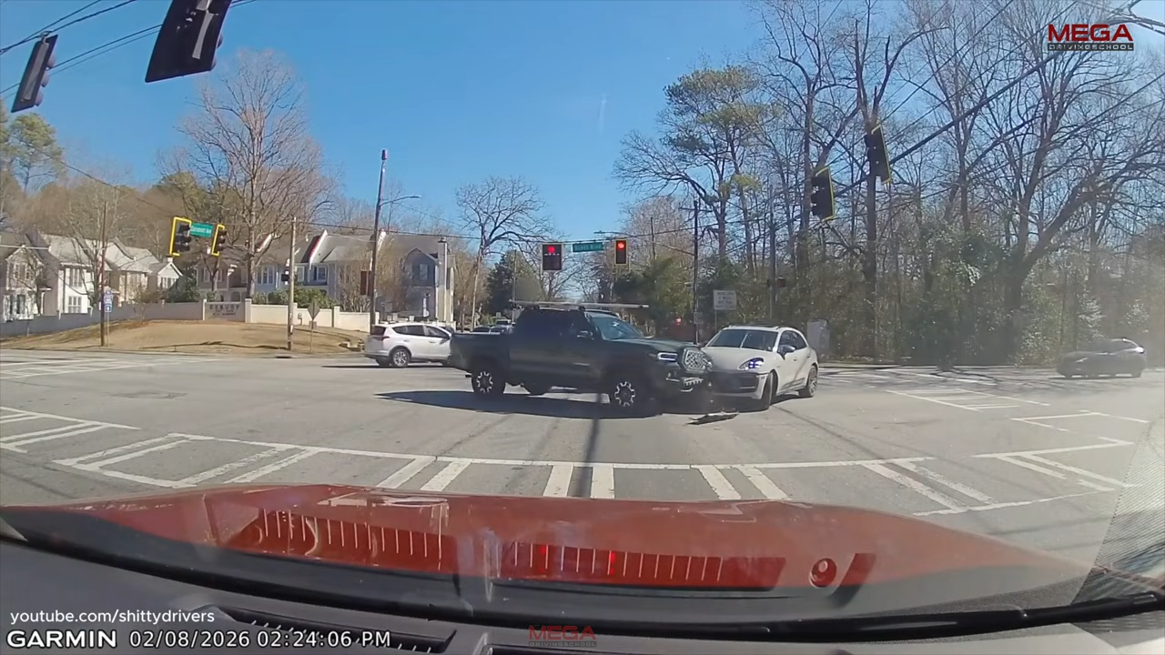 This high-speed Porsche crash happened in seconds