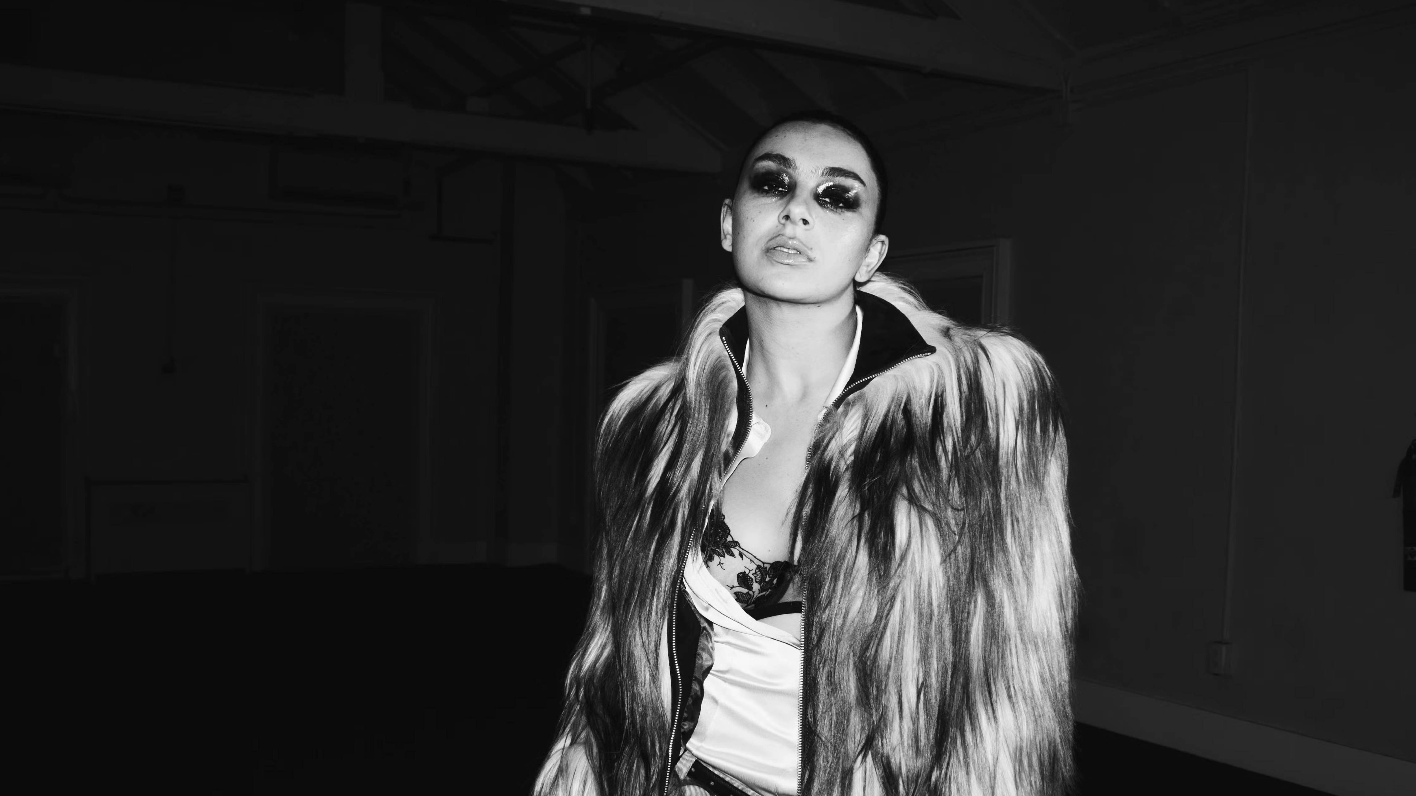 Charli XCX overrasker med endnu en sang fans må rippe lyden selv