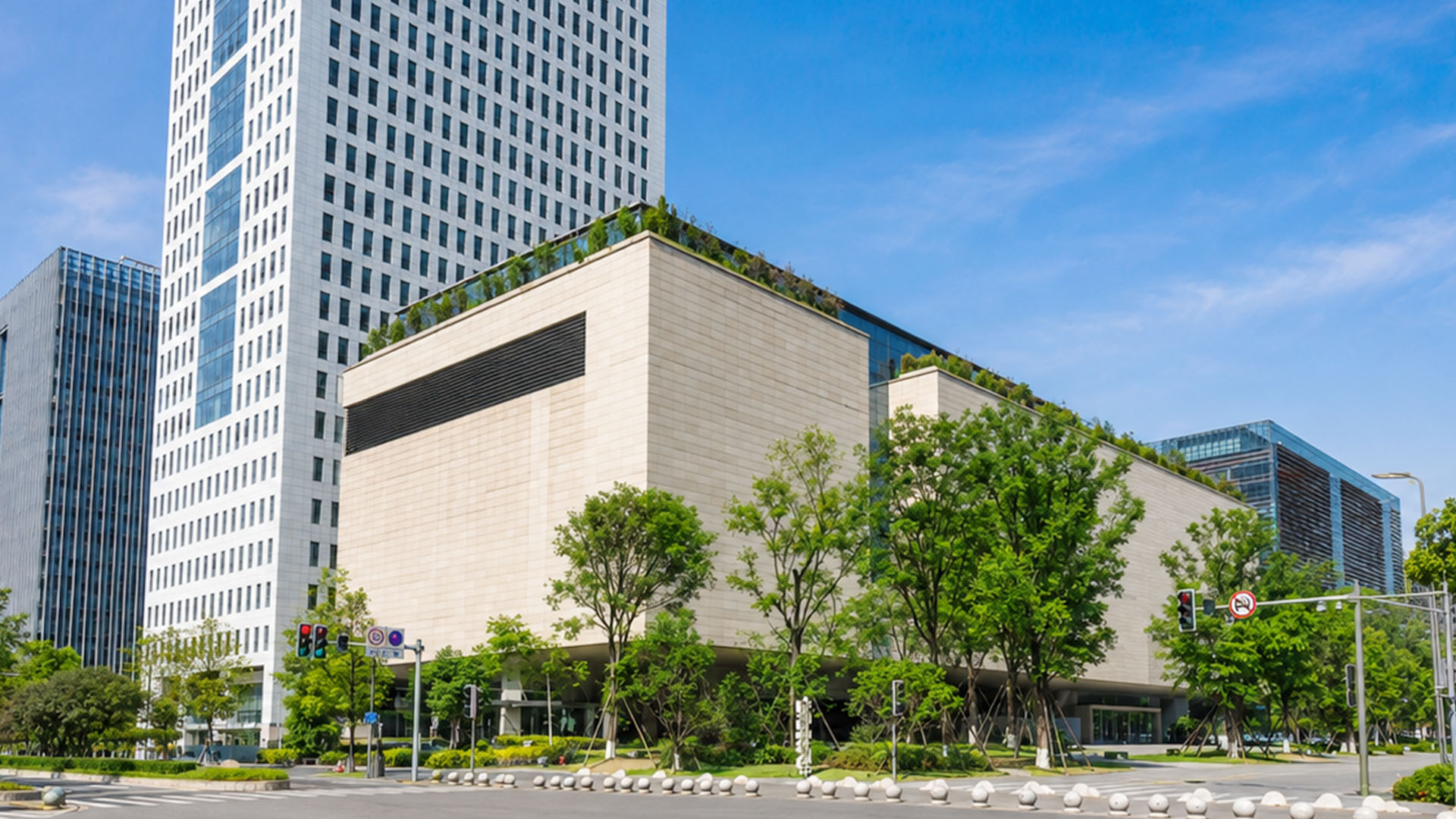 Why do modern Chinese buildings include rooftop gardens and open spaces?