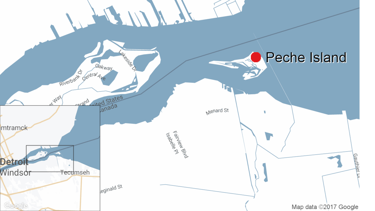 2 boaters plucked from water after boat flips over near Peche Island