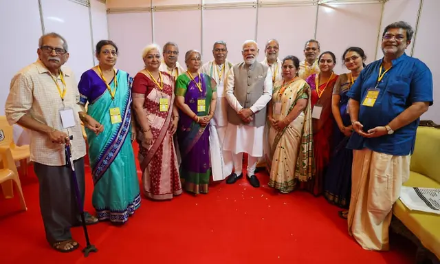 Aayiye mera sangh parivar: PM Modi emotionally meets family of senior ...