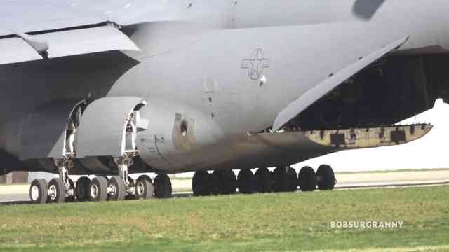 Watch this huge C-5M Super Galaxy roll in - you forget how big it really is
