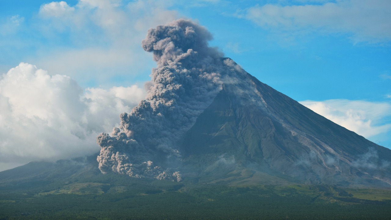 Mayon volcano hurls molten lava down 3 slopes at once as 287,000 people ...