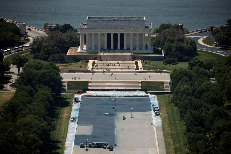 Trump shares new photo of 'American Flag Blue' reflecting pool outside ...