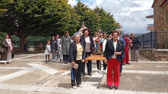 La procesión de Santa Bárbara desafía a la lluvia en Arrabalde