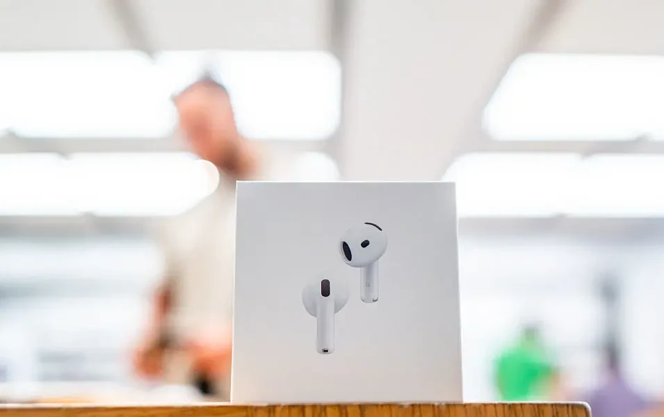 Apple nears final testing of AI camera-equipped AirPods