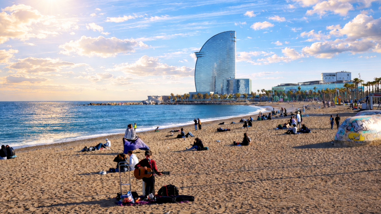 Passeggiata soleggiata lungo la Barceloneta a Barcellona (4K)
