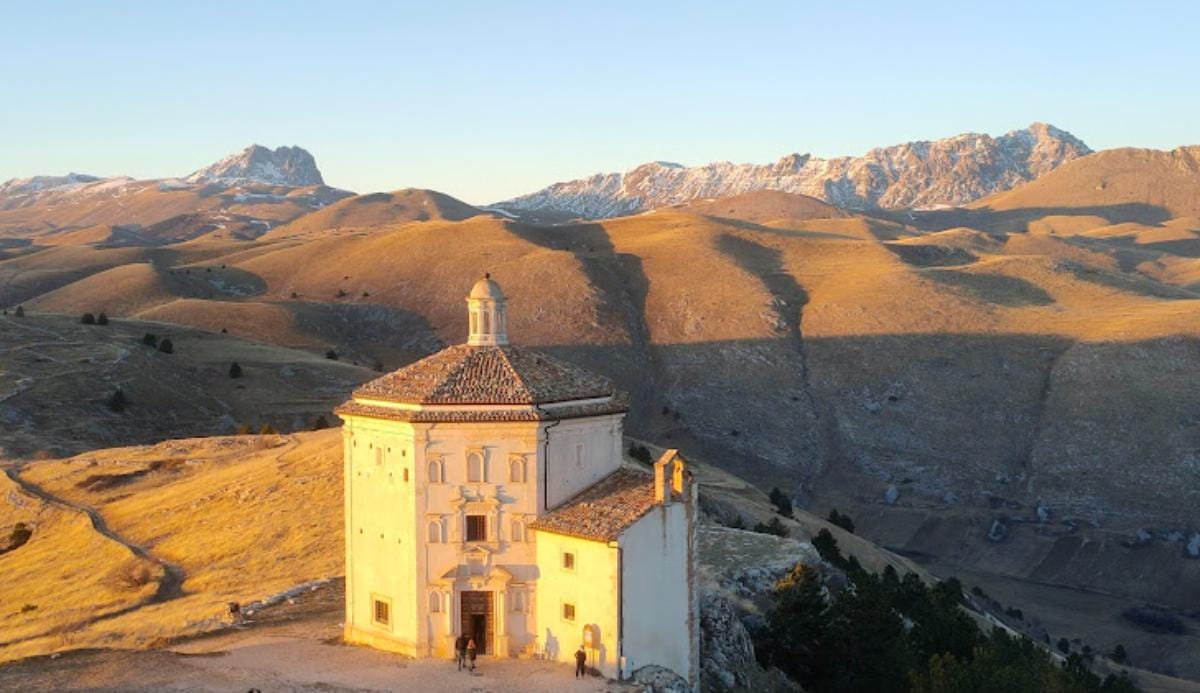 Queres viver na aldeia de Santo Stefano di Sessanio? Estão a oferecer 8 ...