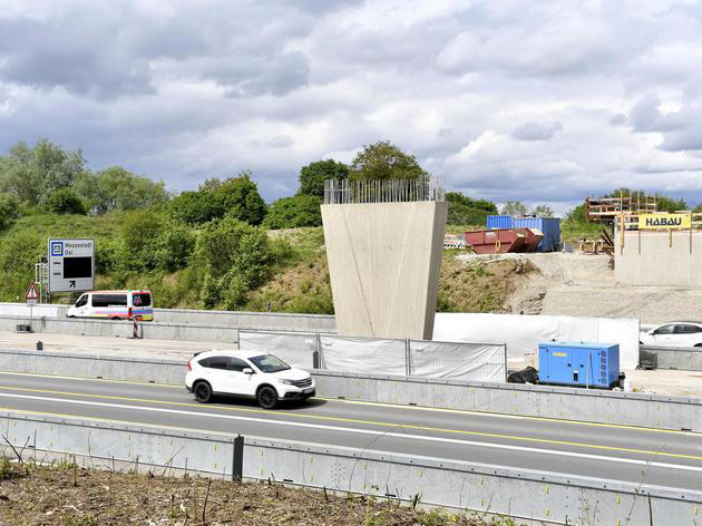 Eine neue Brücke über die A94 bekommt einen Grünstreifen für Tiere