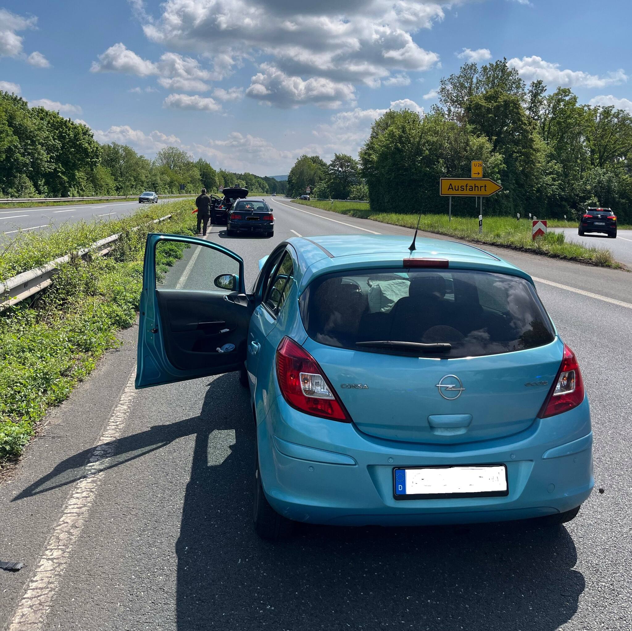 Polizei fahndet nach rotem Kleinwagen: Geisterfahrer verursacht ...