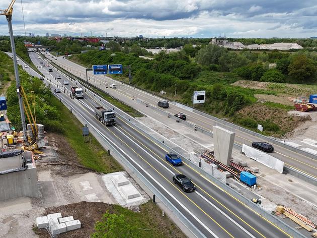 Eine neue Brücke über die A94 bekommt einen Grünstreifen für Tiere