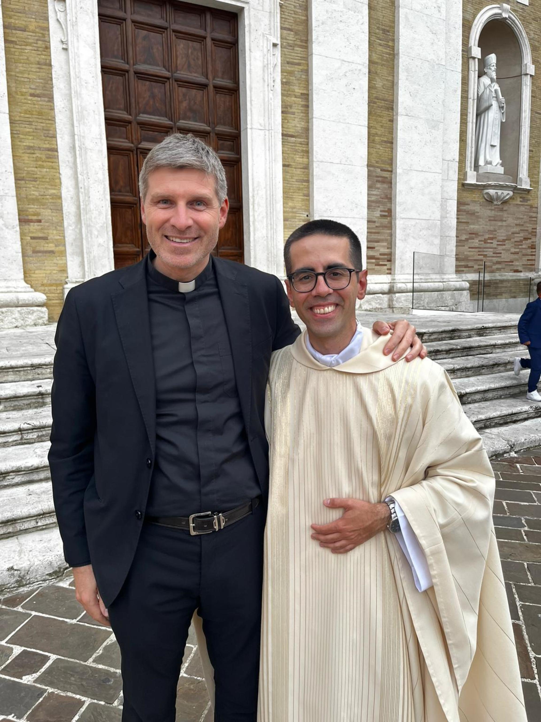 Missionario in Oriente ordinato sacerdote a Macerata, 120 fedeli dalla ...