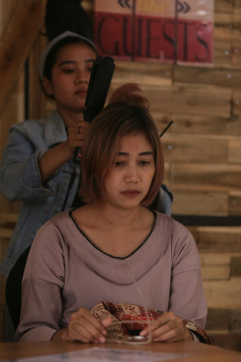 12 things your hairdresser wishes you’d stop doing (but won’t say)