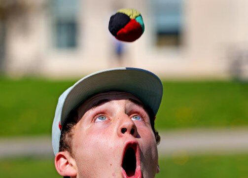 El “hacky sack” vuelve y se convierte en tendencia entre jóvenes