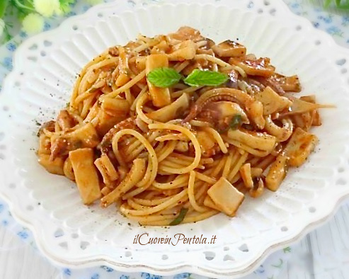 Pasta con sugo di calamari