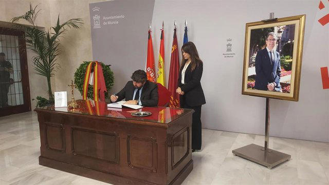 Abre la capilla ardiente del alcalde de Murcia, José Ballesta, en el ...