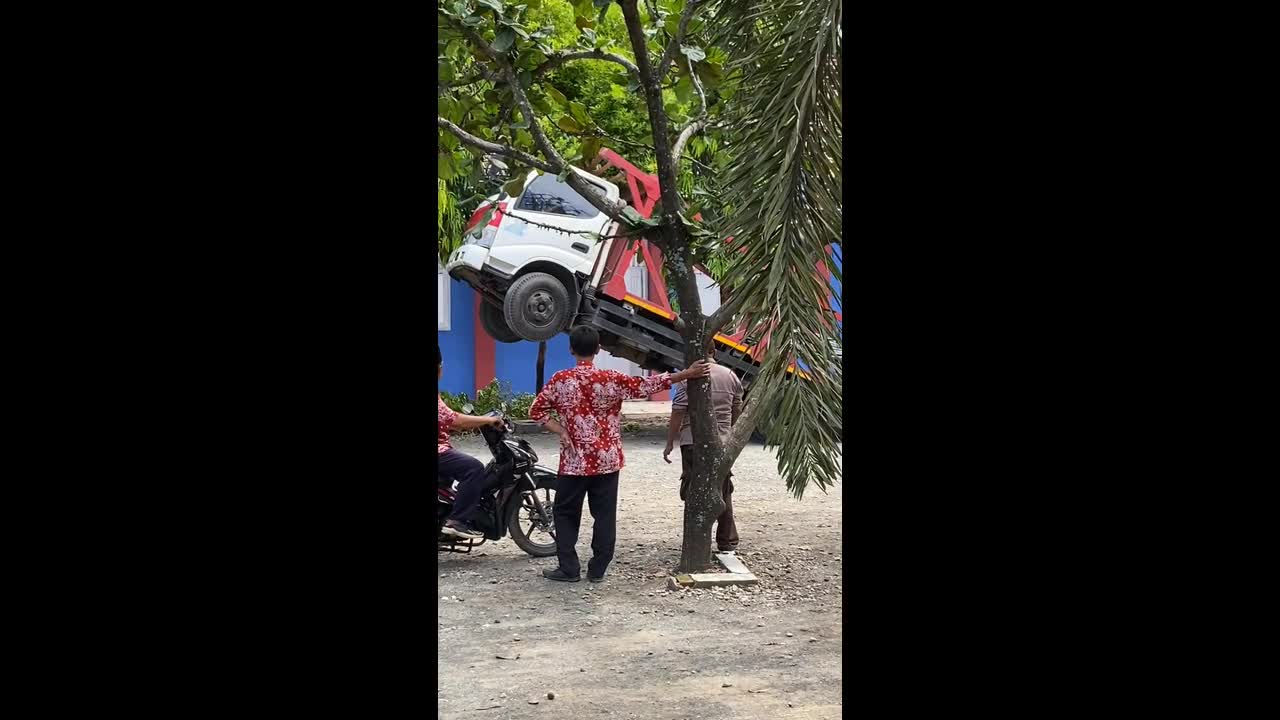 Truck tilts dramatically while unloading steel bars in Pati, Central ...